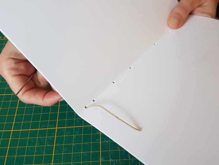 Zo maak je een junk journal: naald en draad - Studio Papieretti